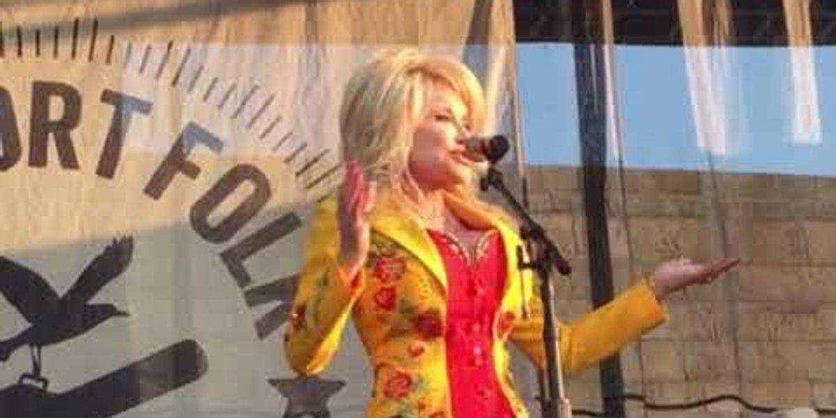 Dolly Parton gives surprise performance with The Highwomen, Linda Perry ...