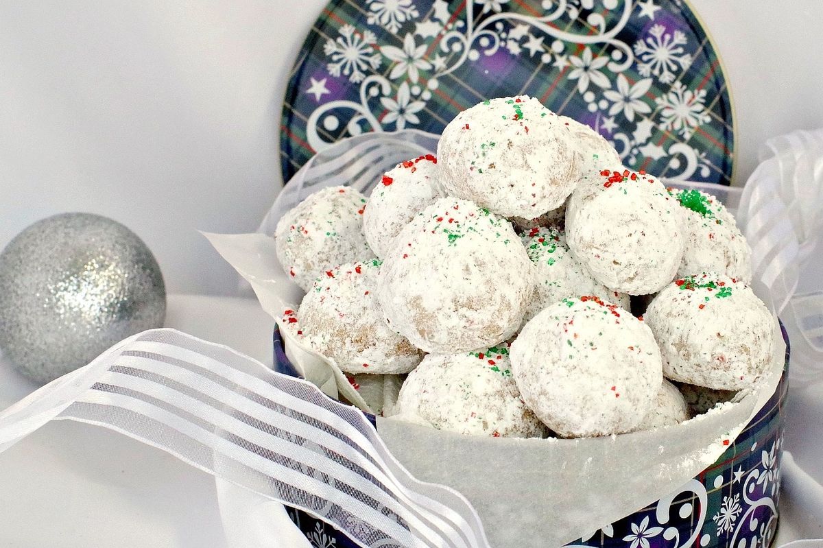 Gingerbread Snowball Cookies |Christmas cookie - Food Meanderings - My ...