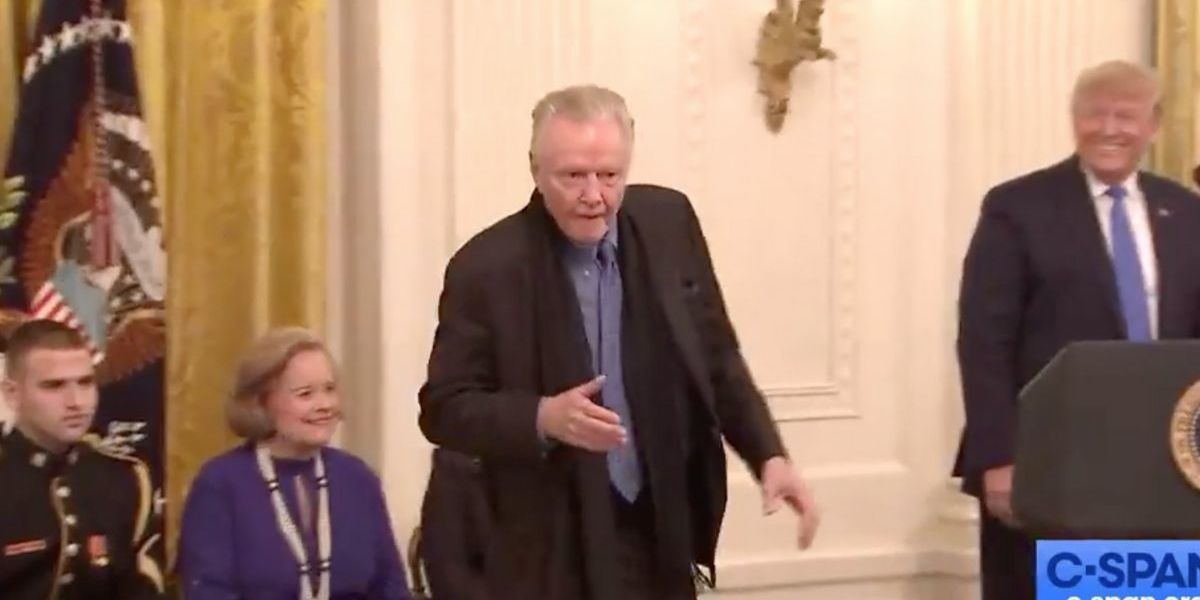 Jon Voights Awkward Dance While Accepting An Award From Trump Has People Cringing Comic Sands