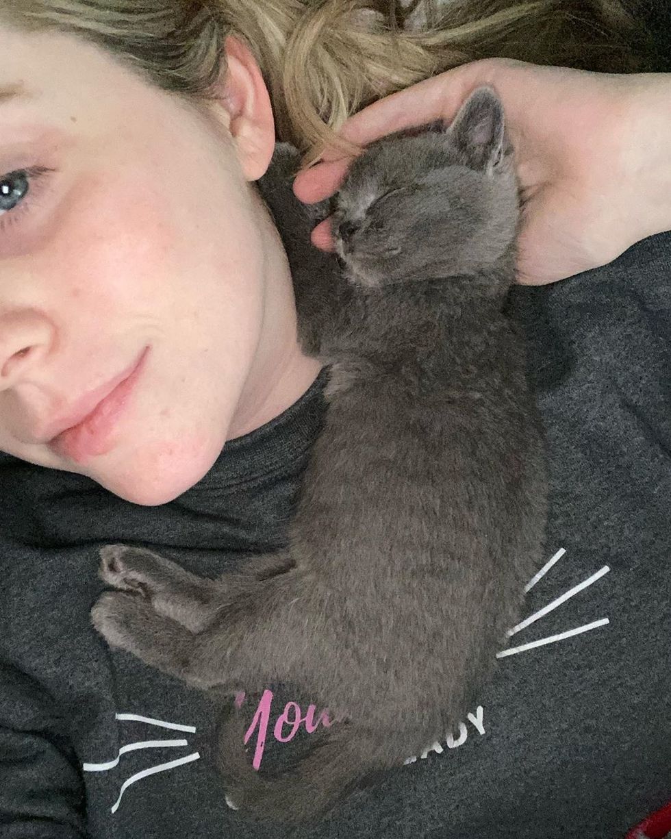 Kitten Cuddles Rescuer and Won't Let Go After She Was Found Alone on ...