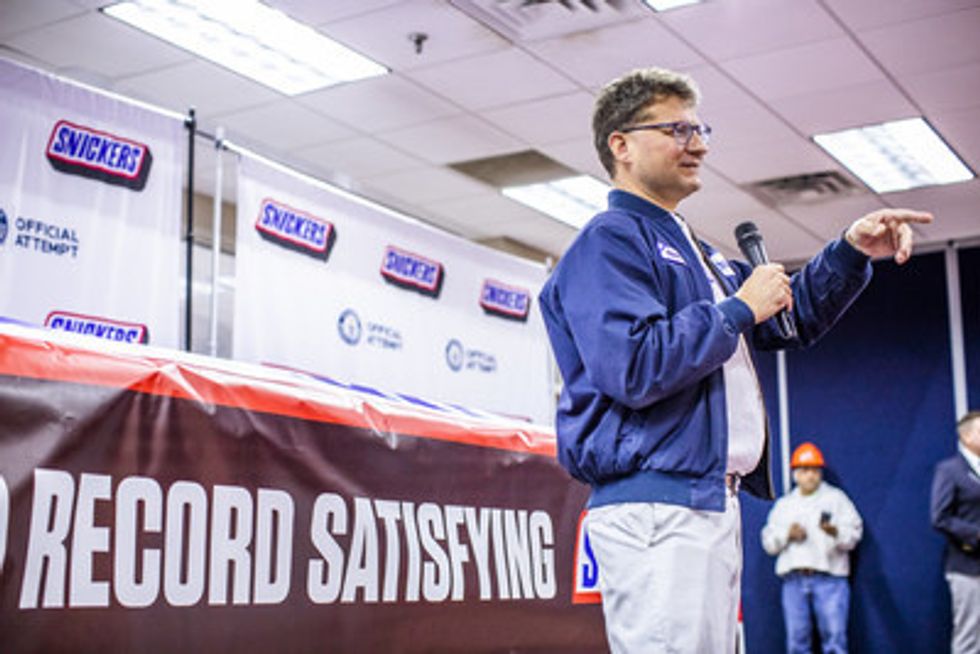 Two-ton Snickers bar in Texas sets Guinness World Record - It's a ...