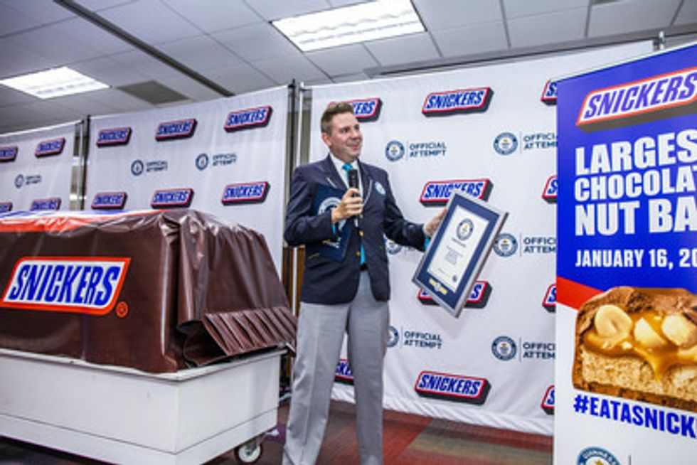Two-ton Snickers bar in Texas sets Guinness World Record - It's a ...