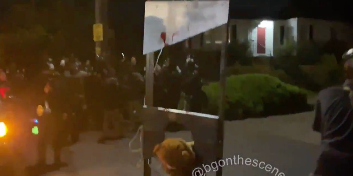 Rioters calling themselves heroes take to Portland's streets with ...