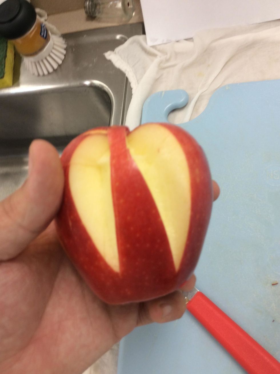 How to carve an apple - B+C Guides