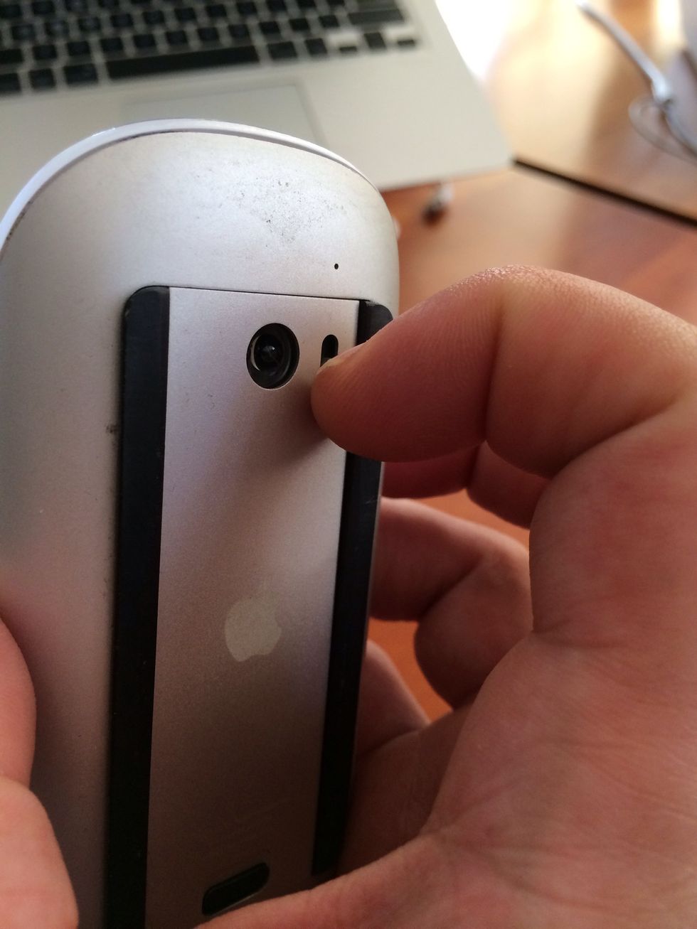 How to change mouse batteries - B+C Guides