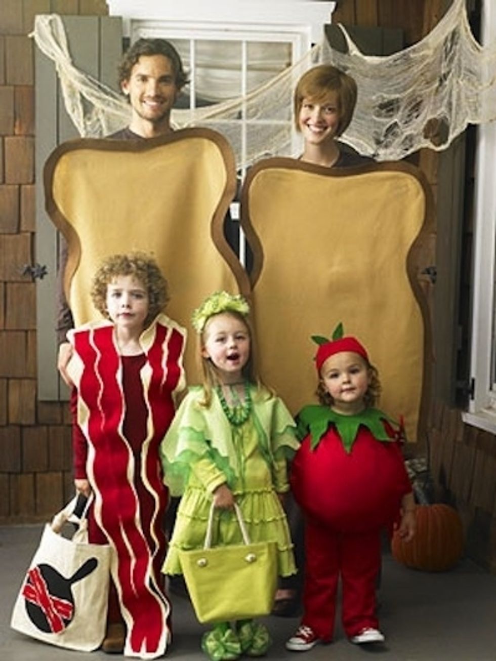 30 Fantastic Family Costumes Anyone Can Put Together 22 Words 30-fantastic-family-costumes-anyone-can-put-together-22-words