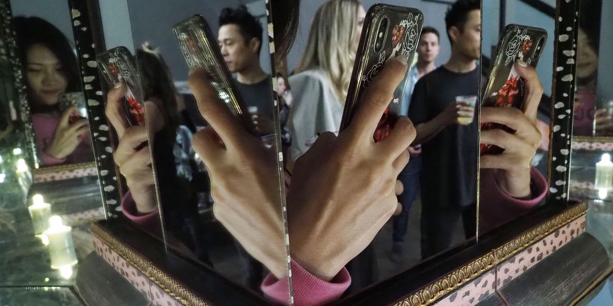 A New Theory Claims Influencers Don't Use Actual Mirrors For Their ...