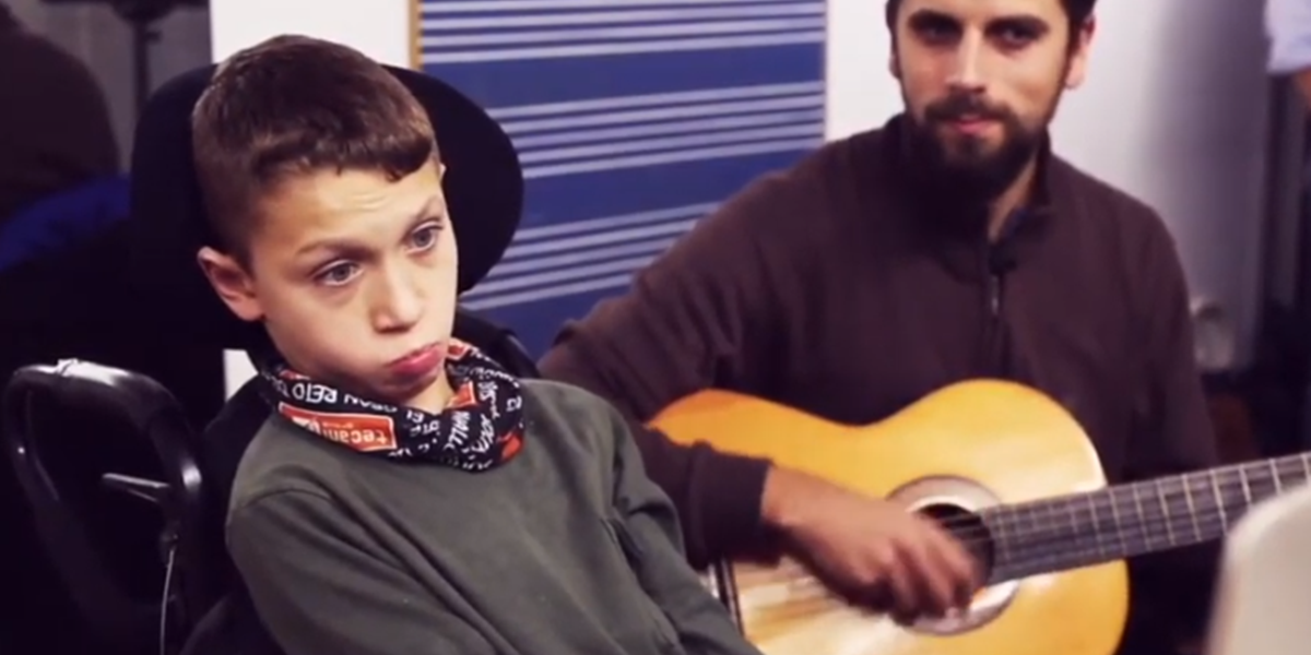 New isntrument allows disabled people to play with their eyes - Upworthy