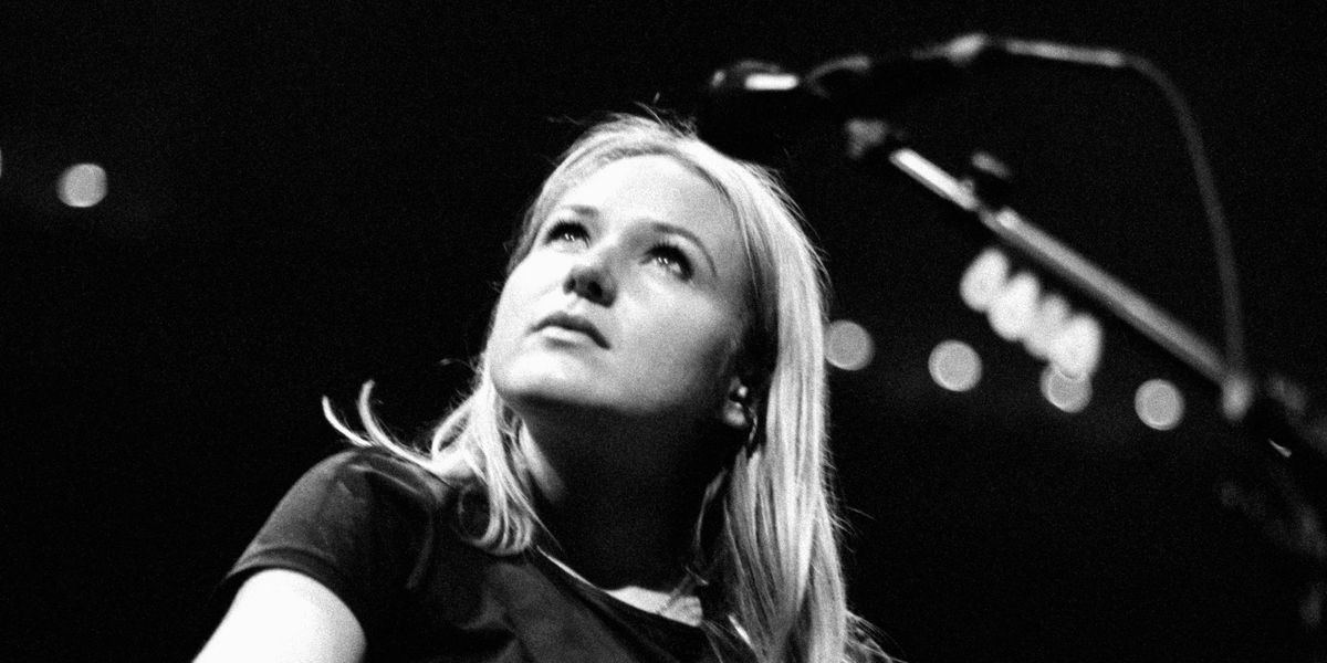 It Took Over 20 Years for Kurt Loder to Apologize to Jewel - PAPER Magazine