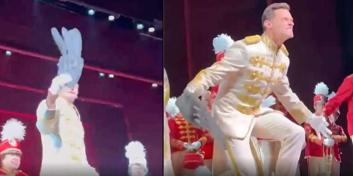 Hugh Jackman posed with Wolverine claw at Music Man show - Upworthy