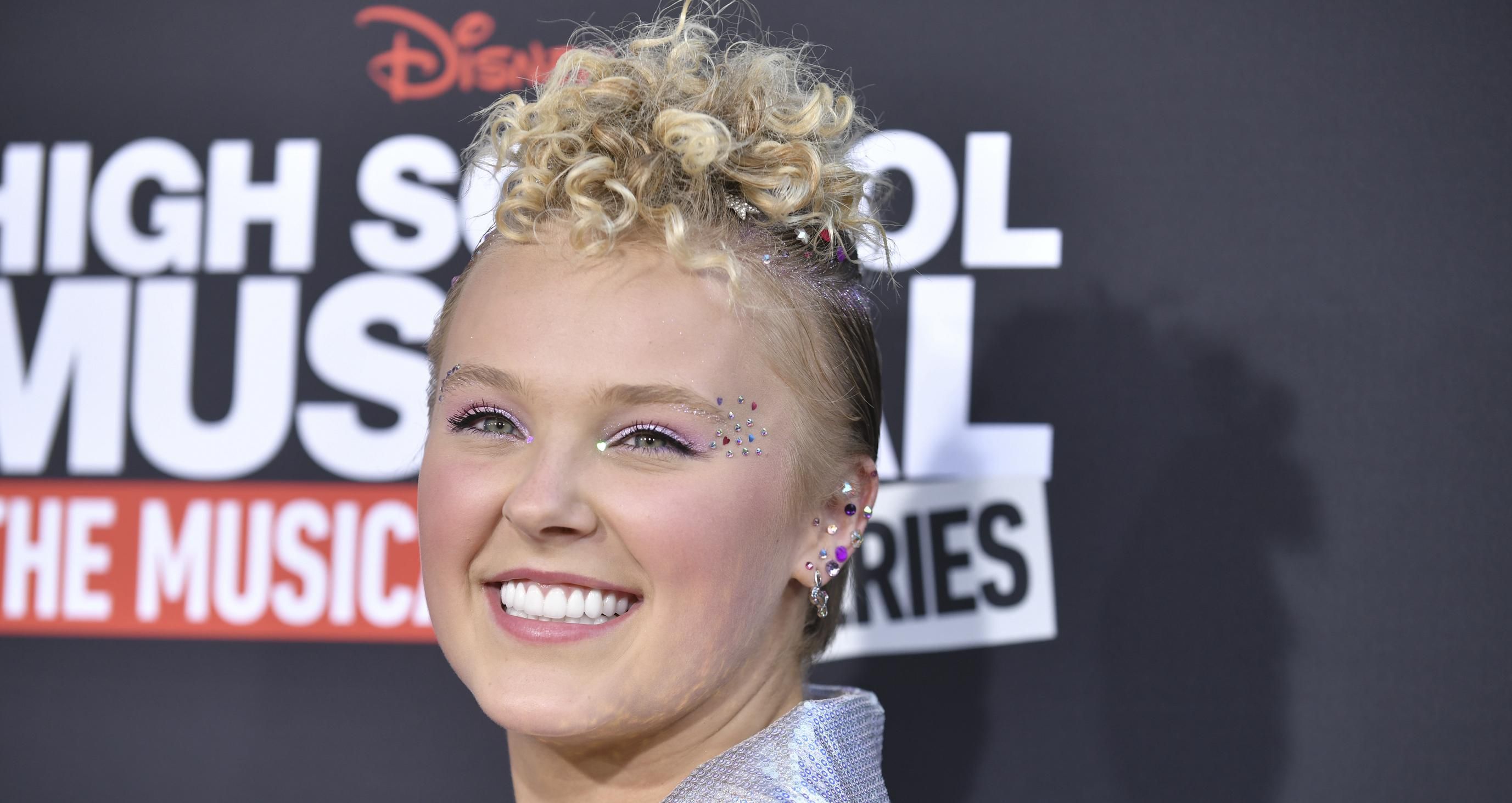 JoJo Siwa Explains Her Comment About Not Liking the Term "Lesbian ...