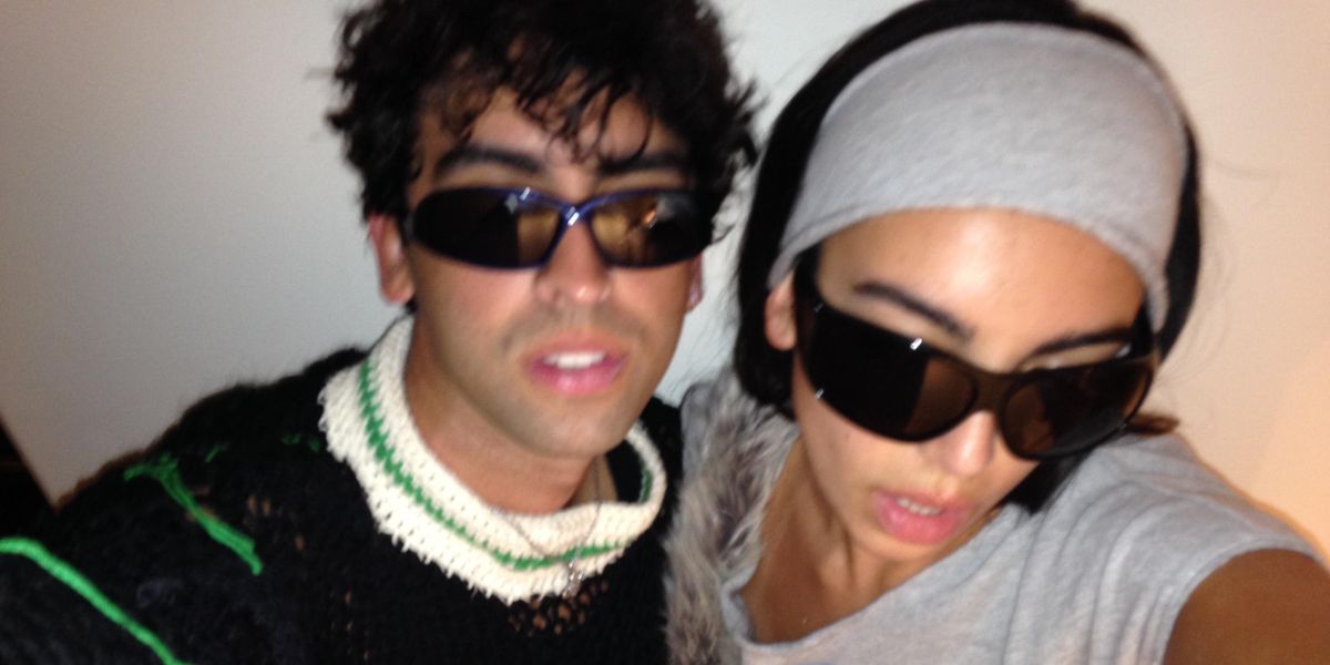 Experimental-Pop Duo BETWEEN FRIENDS Premiere "hiiii" - PAPER Magazine