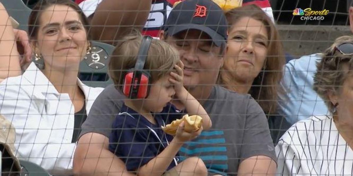 Hot dog stand helps kid who dropped hot dog - Upworthy
