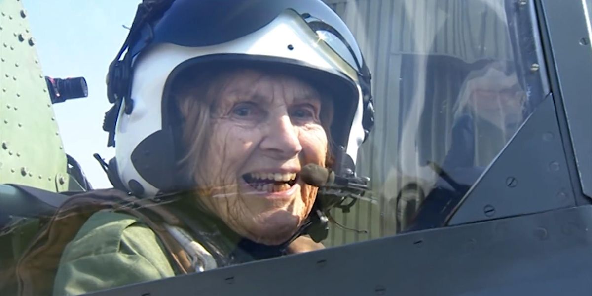 A 92-year-old World War II fighter pilot flies her plane for the first time in 70 years. - Upworthy