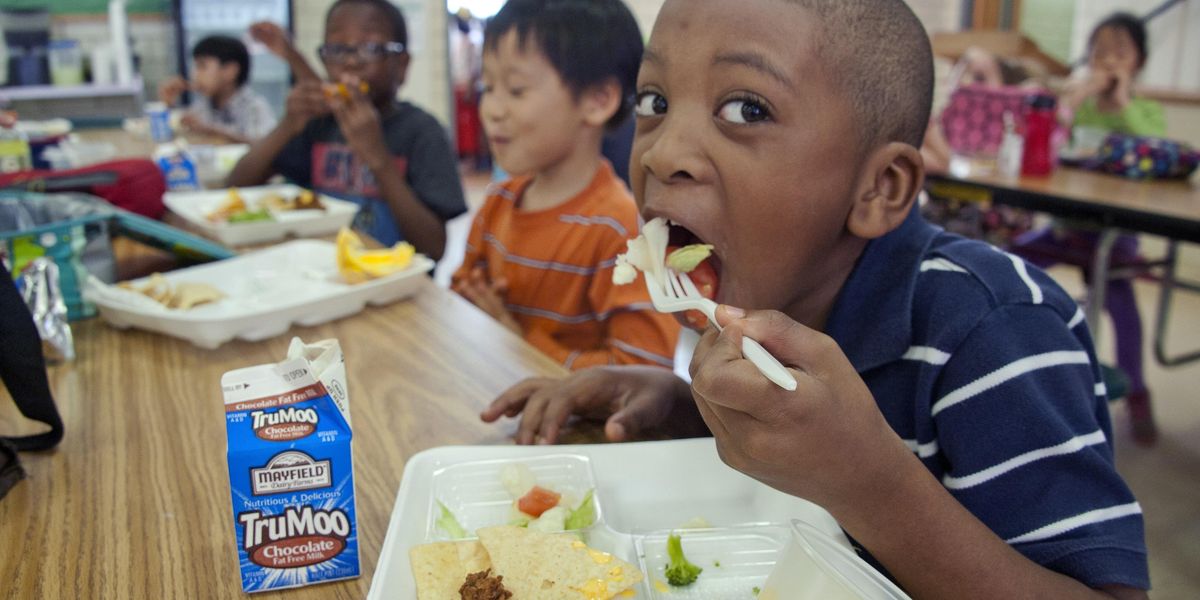 Kids surprise deaf cafeteria worker by learning sign language - Upworthy