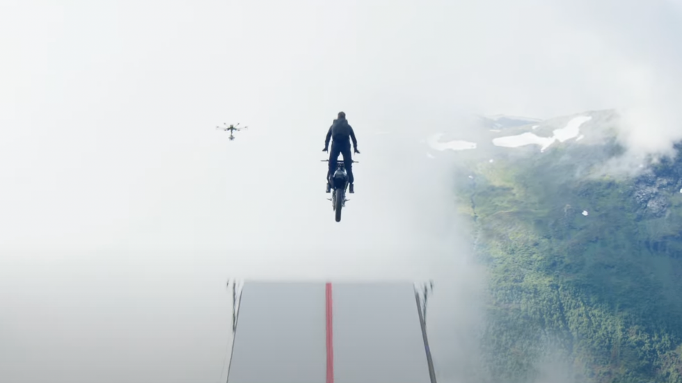Insane video: Tom Cruise actually motorcycles off Norwegian cliff for ...