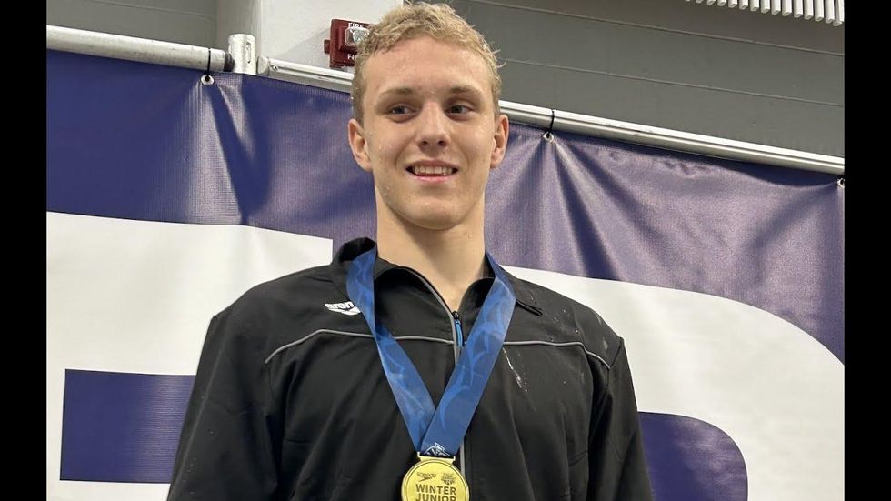 Texas high school swimmer beats record set by Michael Phelps - Upworthy