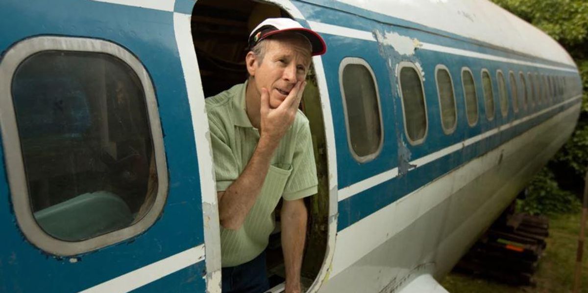 Retired engineer lives on an old jetliner - Upworthy
