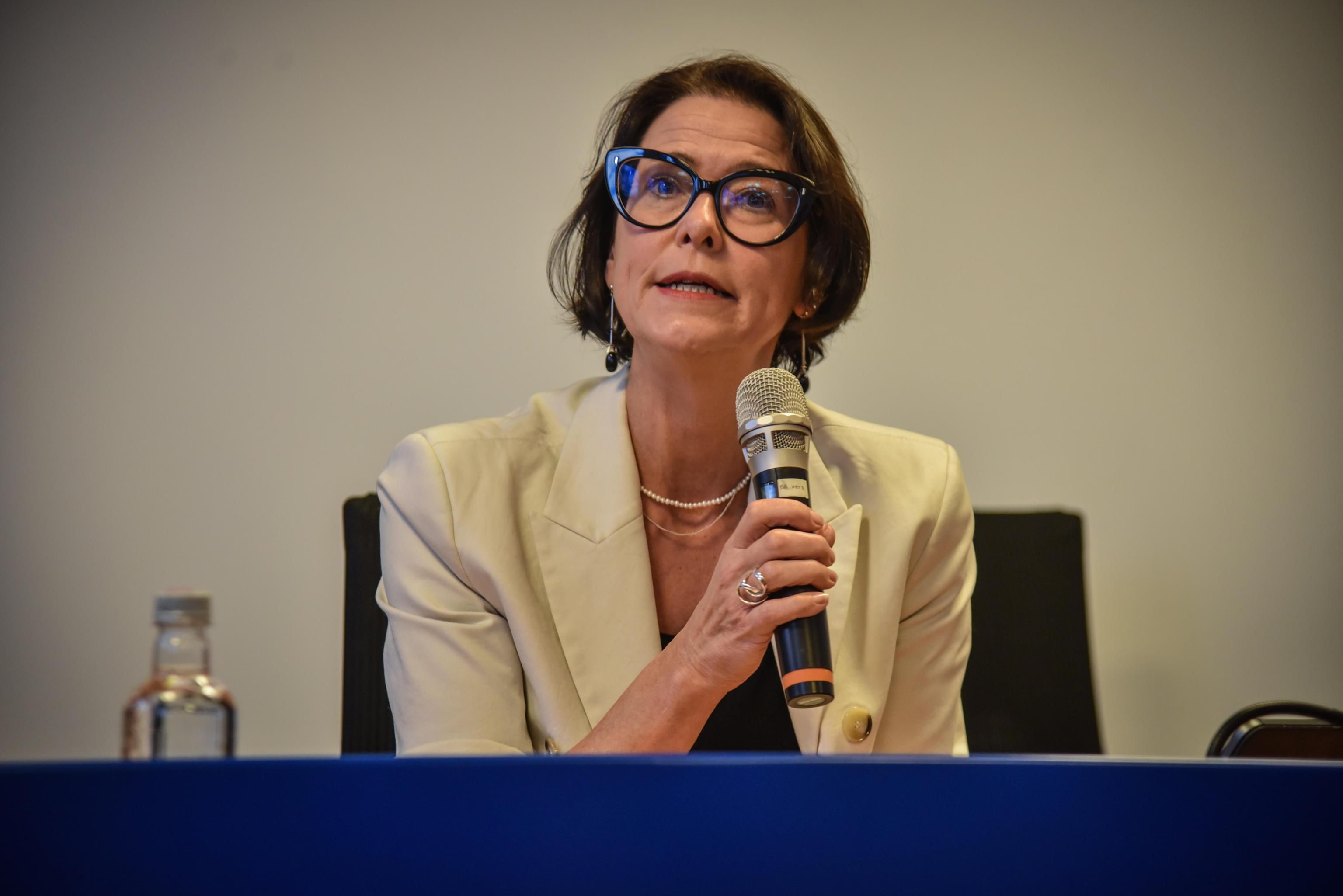 Kathleen Van Brempt: «Irregolarità nel contratto Pfizer-Ue» - La Verità