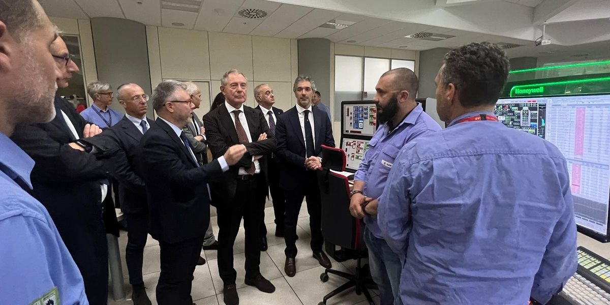 Urso in visita a Priolo: «Isab salvato senza farlo fermare» - La Verità