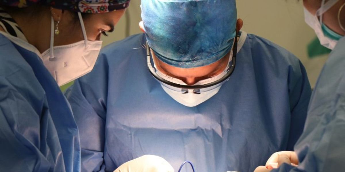 Surgeon explains why doctors wear all blue scrubs - Upworthy