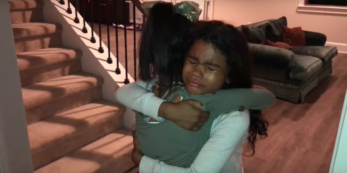 Two best friends meet in real life for the first time - Upworthy