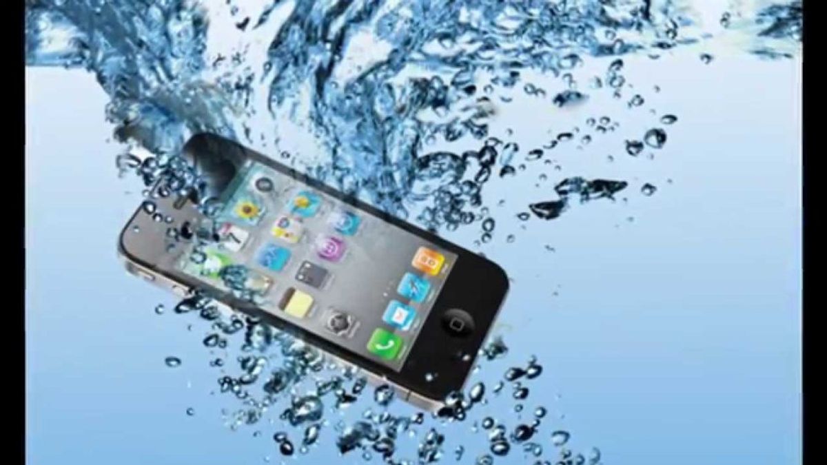 25 Reactions To Your Phone Getting Wet