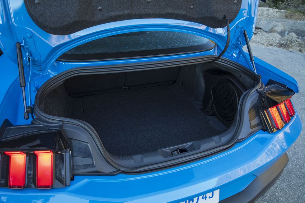 Video: Fleet of Nearly 40 Ferrari F40 Supercars Take a Countryside Tour ...