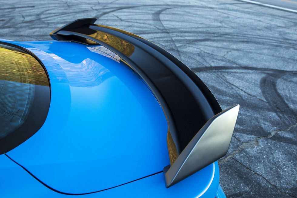 Video: Fleet of Nearly 40 Ferrari F40 Supercars Take a Countryside Tour ...