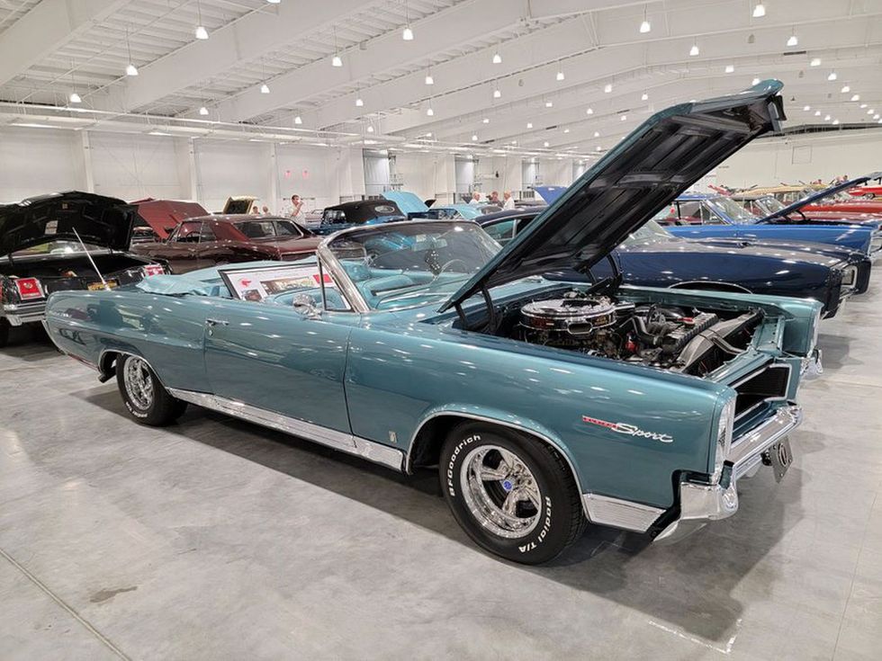 Find of the Day: This 409 V8-Powered Pontiac Parisienne Custom Sport is ...